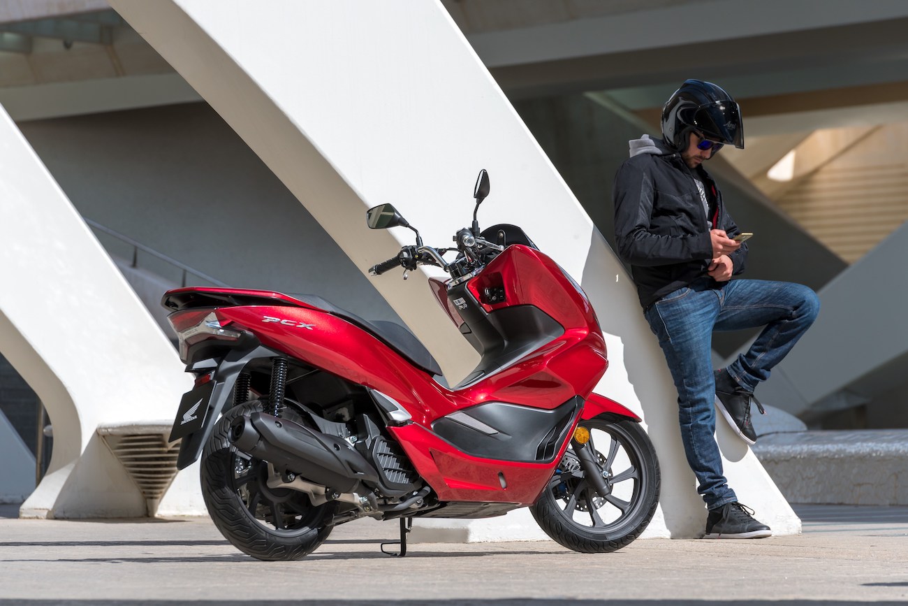 Le Honda PCX nouveau perd du poids et offre plus d'espace à son ...