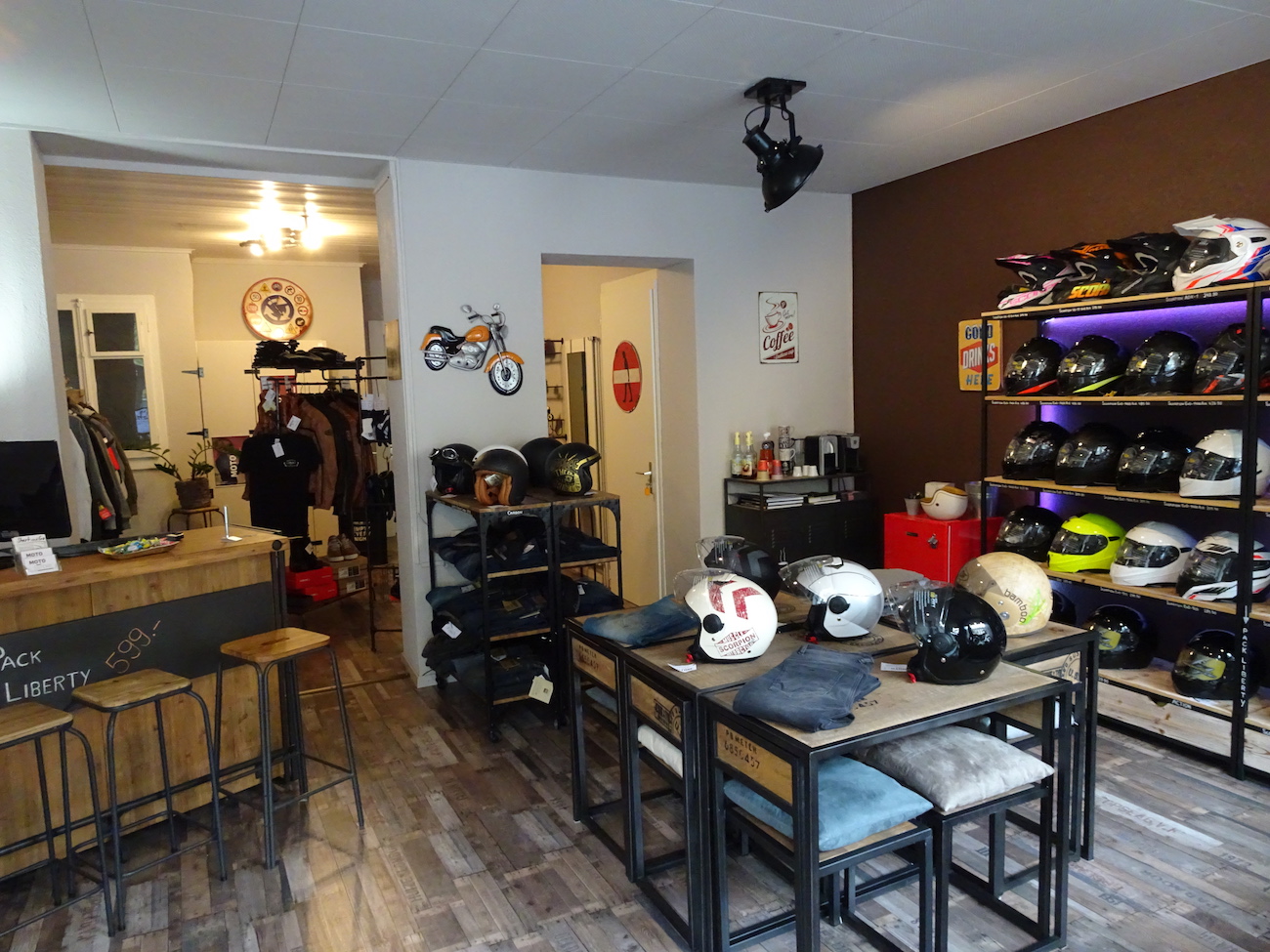Moto-Store à Neuchâtel, une moto-école qui propose aussi casques, gants ...