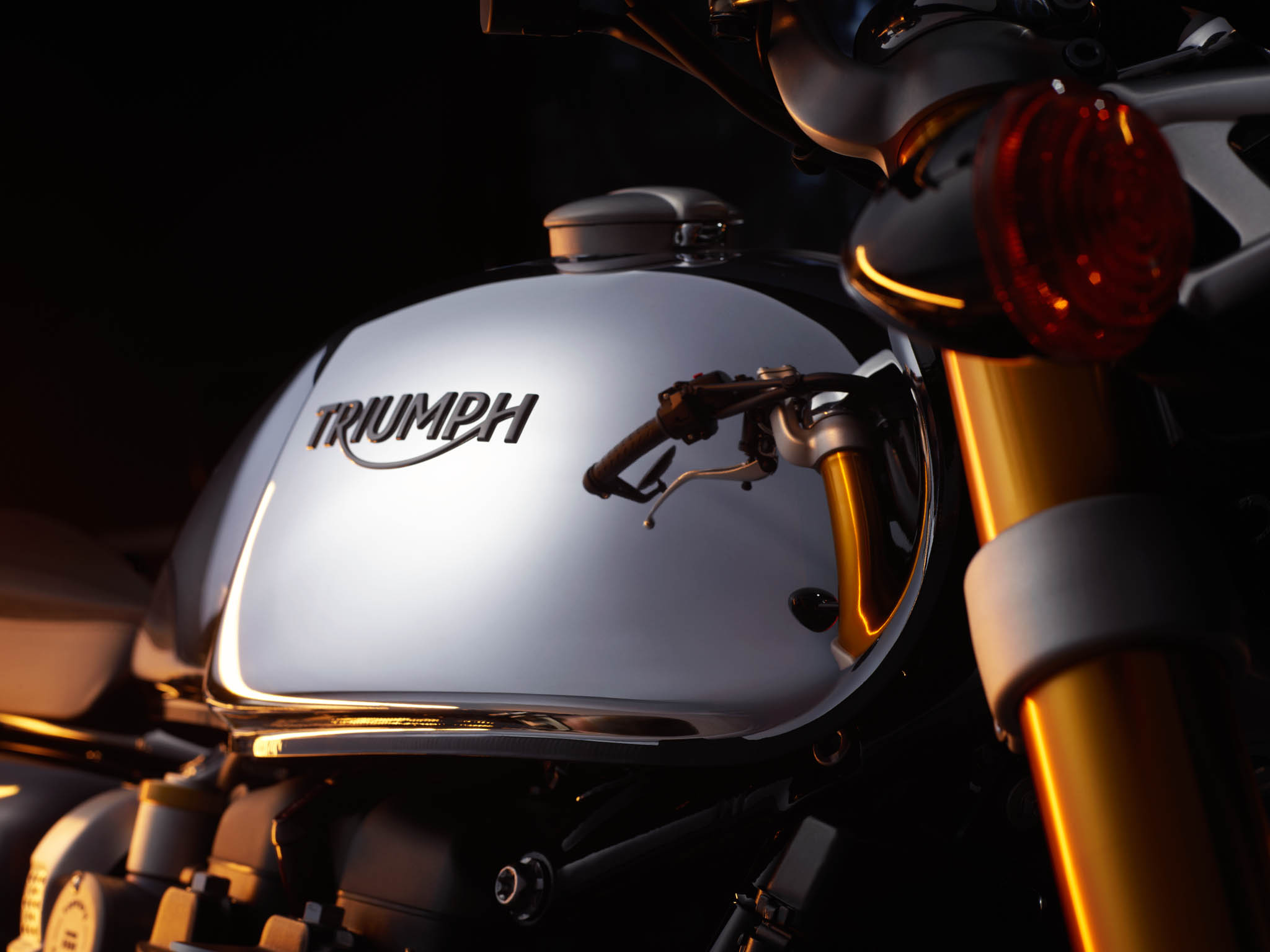 Triumph_Thruxton_RS_Chrome_Edition_Tank_2023_ActuMoto - Actu Moto