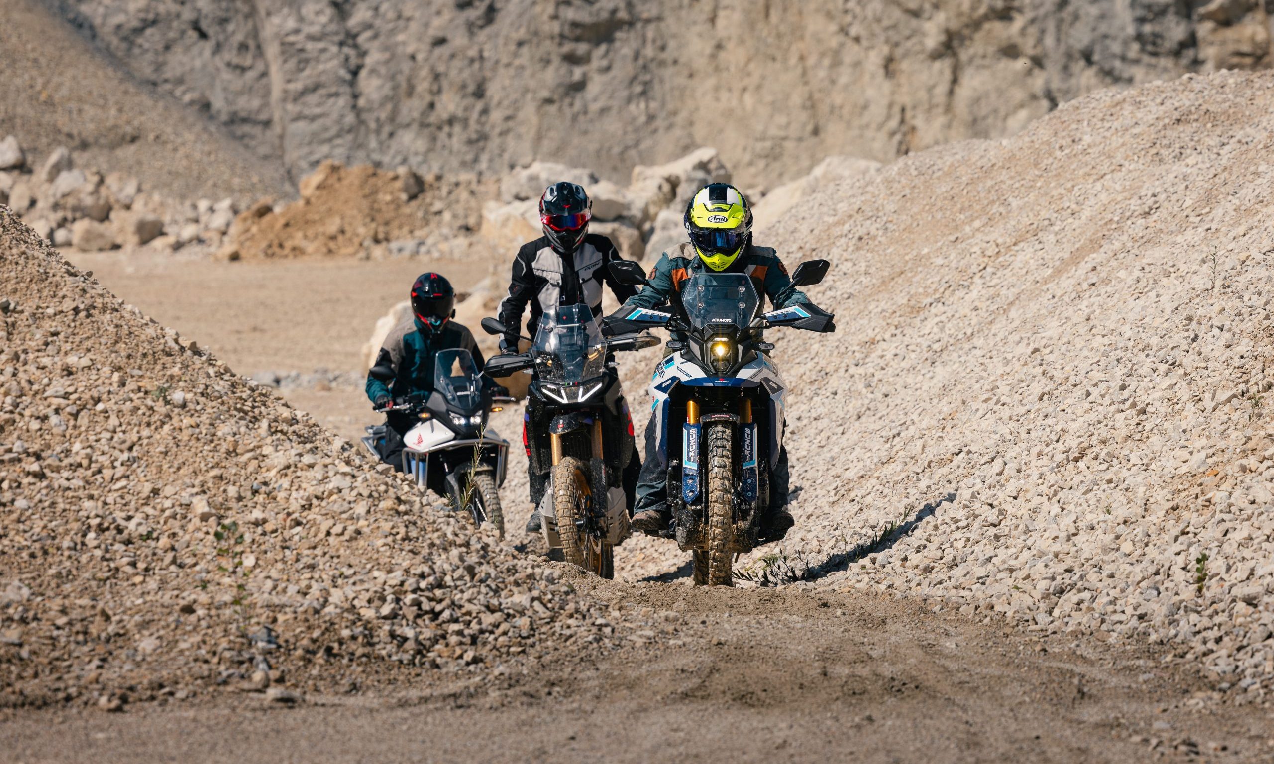 Comparo trails – La Suzuki V-Strom 800 DE se confronte à la Honda XV ...