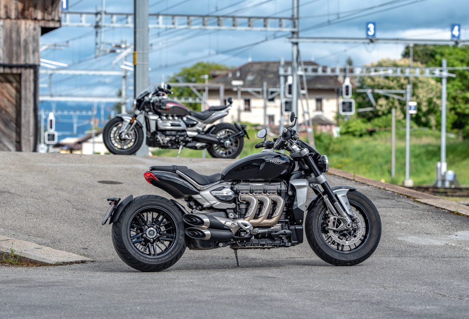 Comparatif Triumph Rocket 3 "R" vs "GT" – Des motos d’homme - Actu Moto