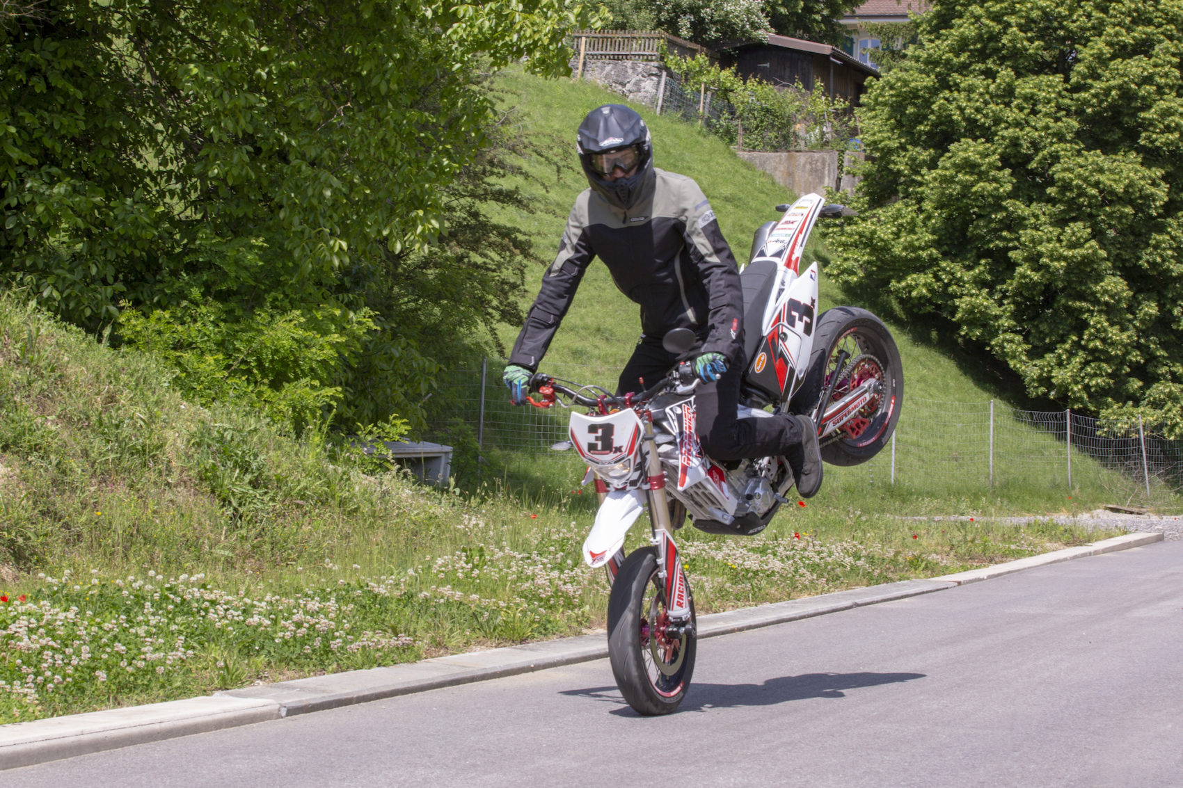 La nouvelle Monnier, un Supermot' facile et joueur - Actu Moto