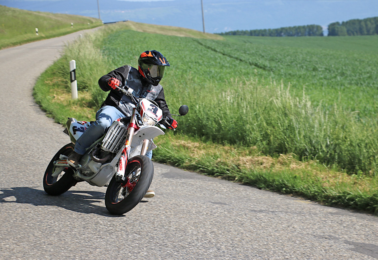 La nouvelle Monnier, un Supermot' facile et joueur - Actu Moto