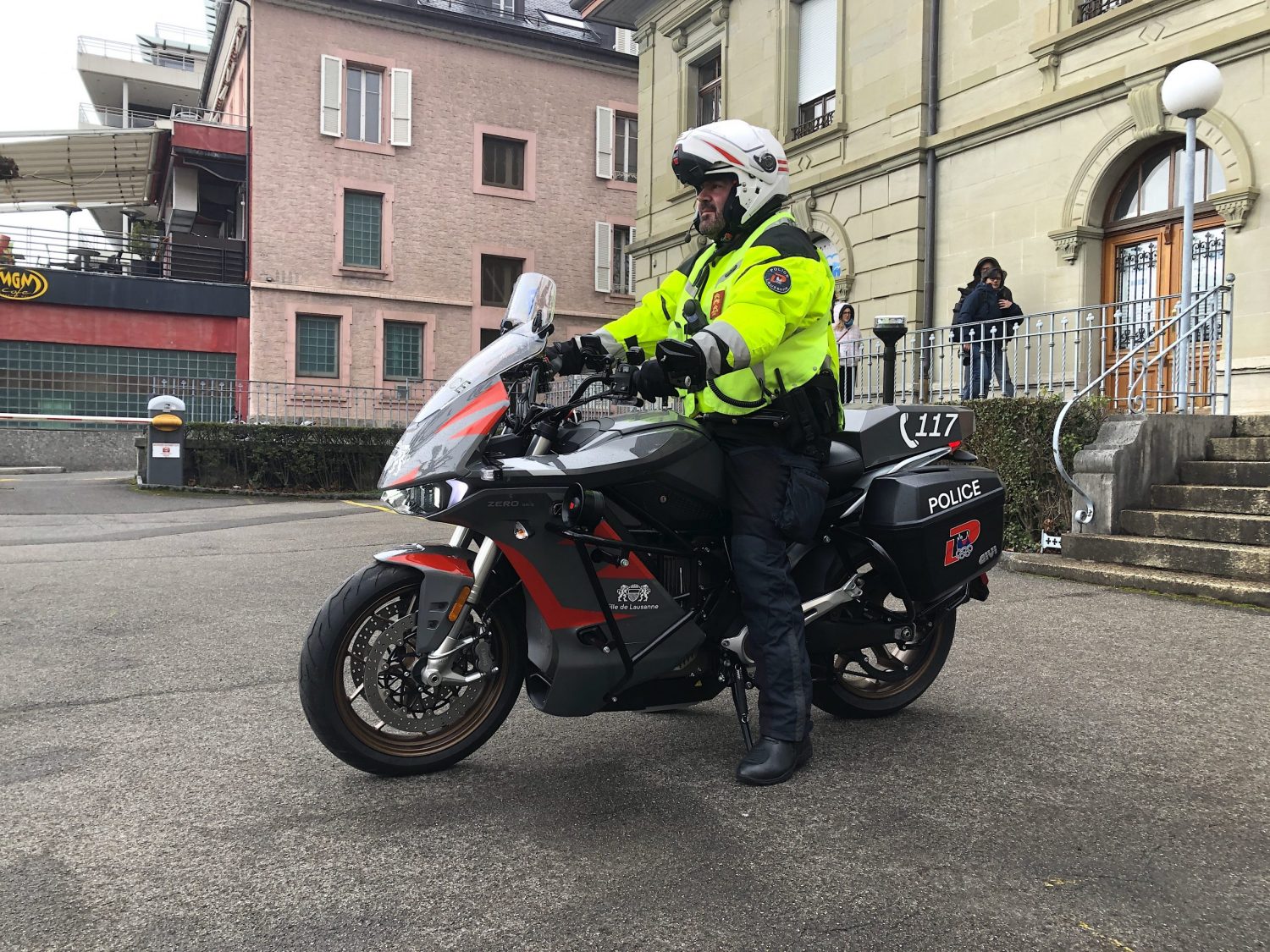 La police de Lausanne se met à la moto électrique - Actu Moto