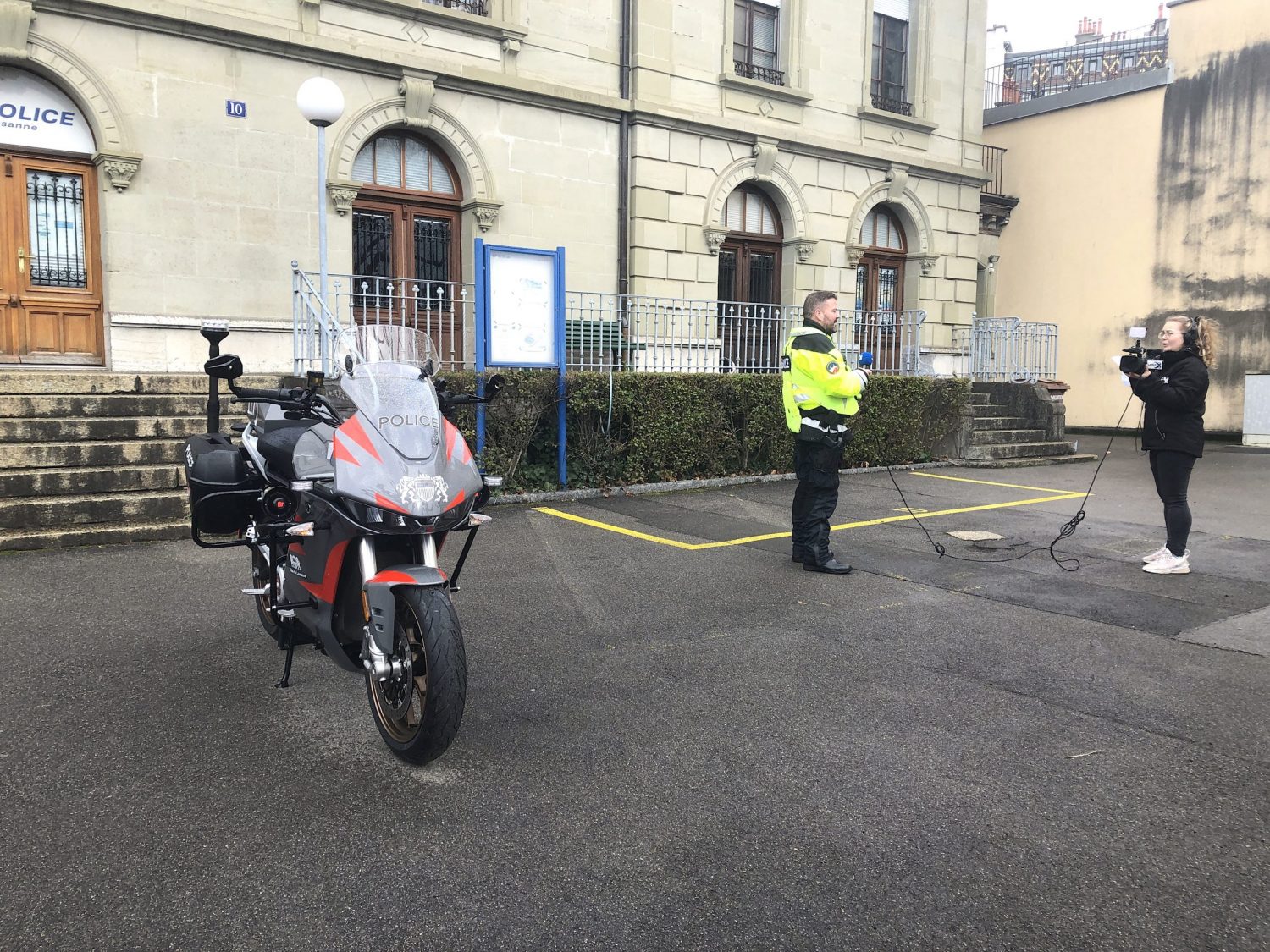 La police de Lausanne se met à la moto électrique - Actu Moto