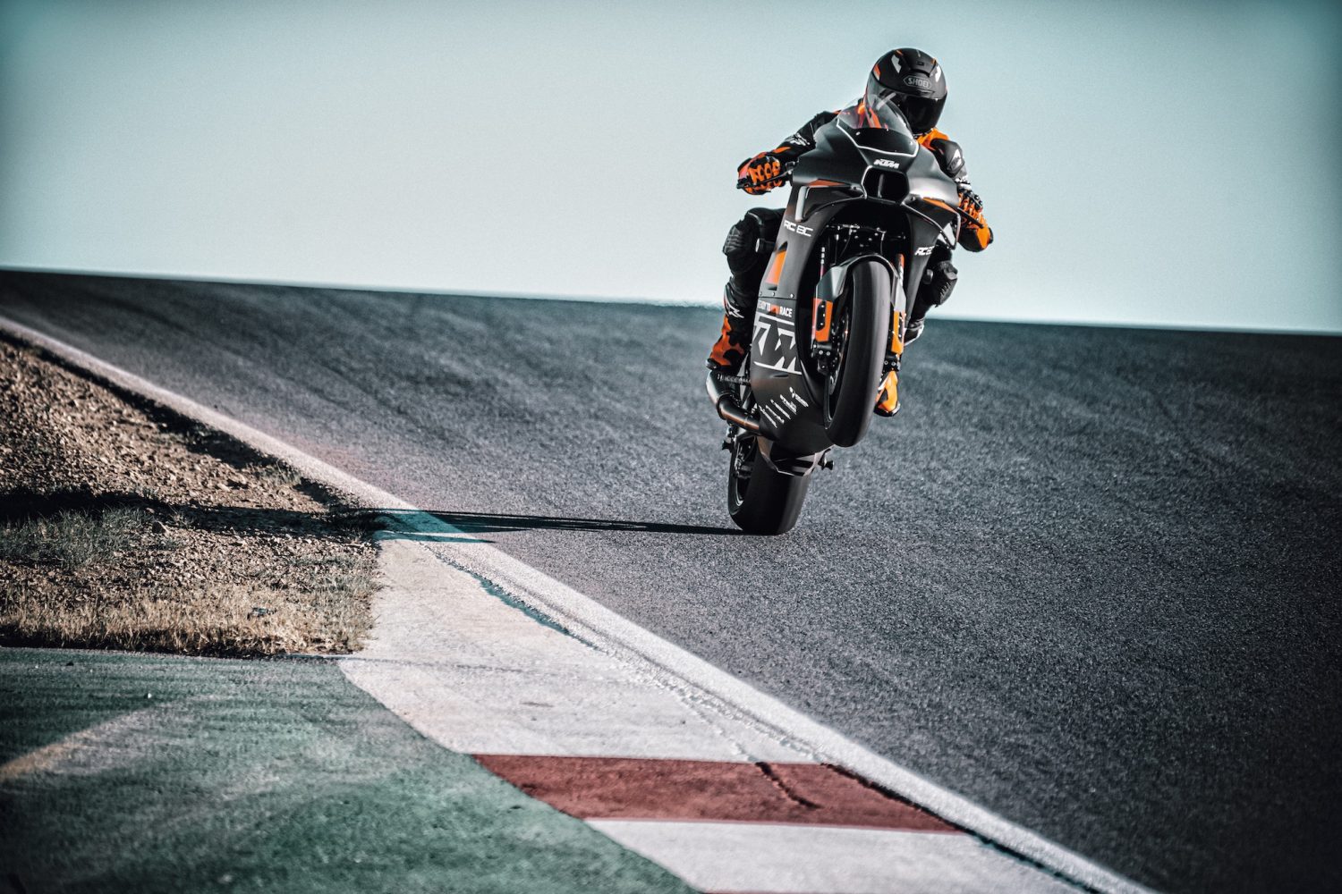 KTM_RC8C_2023_action_RSC1869_actumoto - Actu Moto