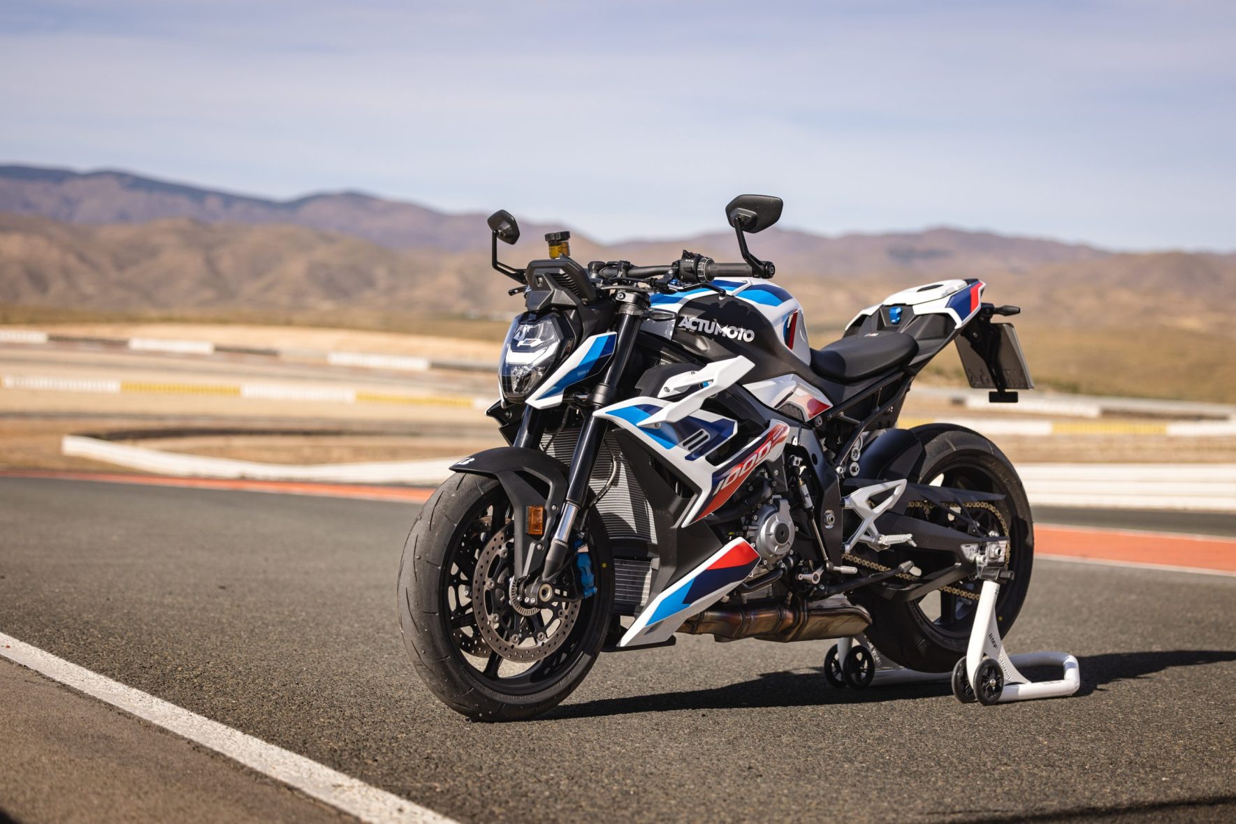 Essai BMW M 1000 R: une pistarde déguisée en naked - Actu Moto