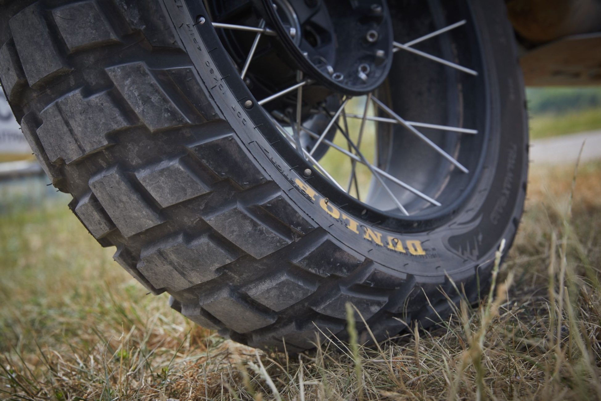 Essai pneu - Le nouveau Dunlop Trailmax Raid surprend par sa ...