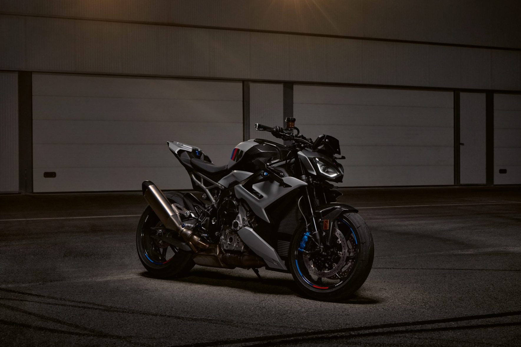 Nouveau – La BMW S 1000 R, modèle 2025, retrouve deux phares à l'avant ...